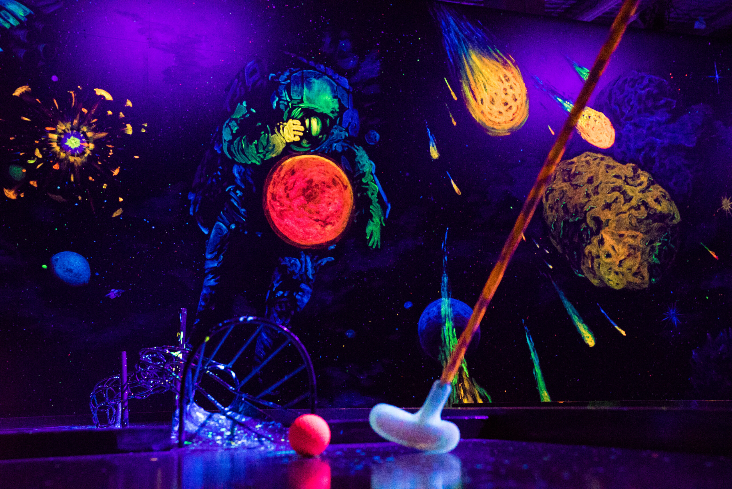 Where Can I Find Glow In The Dark Mini Golf | A Guide To Glowing Rooms